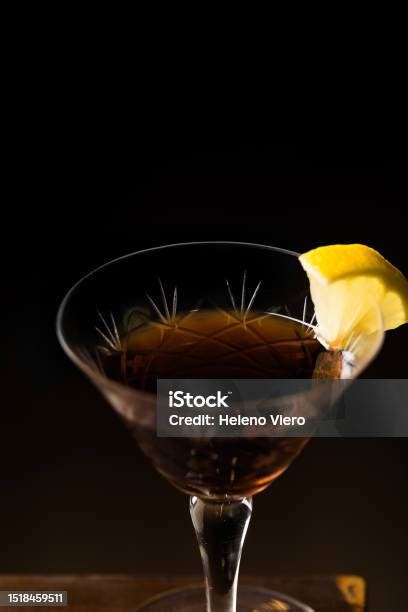 마르티네즈 칵테일 알코올 진 스위트 베르무트 마라스키노 리큐어 0명에 대한 스톡 사진 및 기타 이미지 0명 감초 사탕 고명 Istock