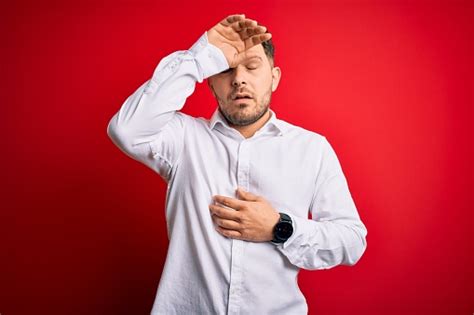 빨간 고립 된 배경 에 서 우아한 셔츠를 입고 푸른 눈을 가진 젊은 사업가 질병과 발열 독감과 감기 바이러스 아픈 이마를 만지고 감기와 독감에 대한 스톡 사진 및 기타