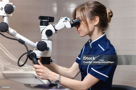 Dokter Membuat Survei Penelitian Pemeriksaan Gigi Menggunakan Mikroskop