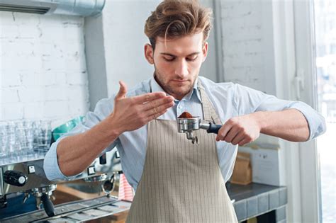 커피 열정 젊은 바리스타 에 커피 숍 들고 포르타 필터 냄새 커피 즐거운 기술에 대한 스톡 사진 및 기타 이미지 기술 기업가 남성 Istock