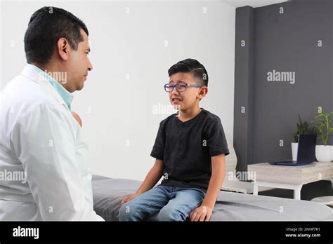 Professioneller Spezialisierter Kinderarzt Und Patient 7 Jähriger