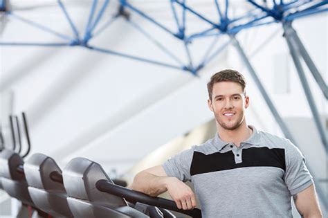 개인 트레이너 휘트니스 강사 체육관에서 스포츠 훈련 젊은 남자 코치 건강한 생활방식에 대한 스톡 사진 및 기타 이미지 건강한 생활방식 근육질 체격 남성 Istock