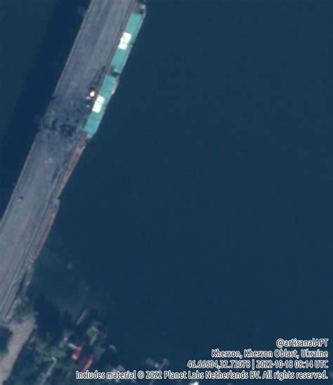 Росіяни знову зібрали міст під Антонівським мостом і їдуть з Херсона супутникові фото