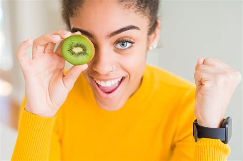 젊은 아프리카계 미국인 소녀 먹는 녹색 키 위는 자랑 하 고 승리와 성공을 축 하 하는 것은 매우 흥분 응원 감정 건강한 식생활에 대한 스톡 사진 및 기타 이미지 Istock