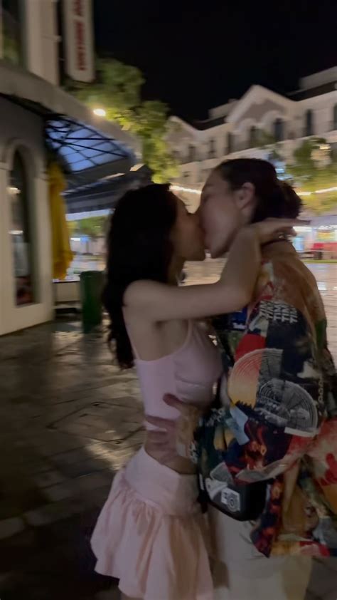 Нэг л мэдсэн нээх царайлаг залуу өглөө болгон нүдээ нээхэд хажууд сэрдэг болчихсон байсан 🤍