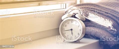 이른 아침 깨어 개념 복고풍 알람 시계 는 5 마흔 다섯을 보여주는 침대 덮개 창문 태양 광 효율적이고 편안한 하루를 위한 좋은 시작 닫기 흰색 배경 텍스트 공간 복사 가정