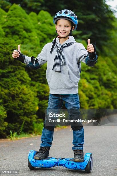 호버 보드 또는 자이로 스쿠터 야외에 서있는 행복한 소년 거리에 대한 스톡 사진 및 기타 이미지 거리 굴리기 균형 Istock