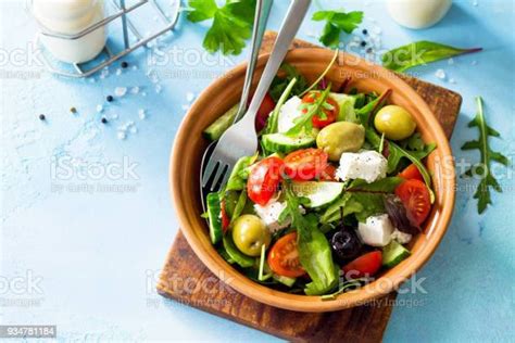 신선한 야채 Feta 치즈 블루 돌 또는 콘크리트 테이블에 블랙 올리브와 함께 그리스 샐러드 다이어트 채식의 개념입니다 공간에 복사 합니다 0명에 대한 스톡 사진 및 기타