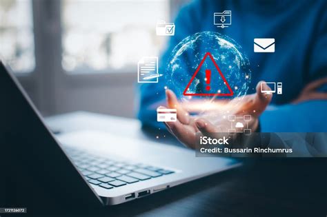 알림 오류 및 알림 오류에 대한 삼각형 주의 경고 표시가 있는 유지 관리 삼각형 주의 경고 표시가 있는 노트북을 사용하는 프로그래머 해커 공격 사이버 범죄 사이버 보안 가상