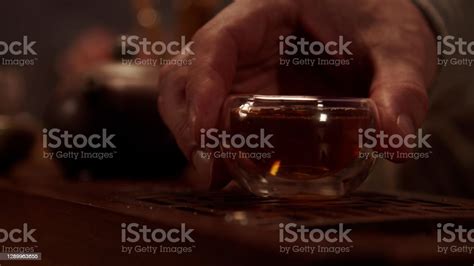 친절한 호스트는 손님을 유리 그릇에서 맛있는 일본 차를 대접합니다 얼굴 없이 클로즈업 갈색에 대한 스톡 사진 및 기타 이미지 갈색 건강한 생활방식 검은색 Istock