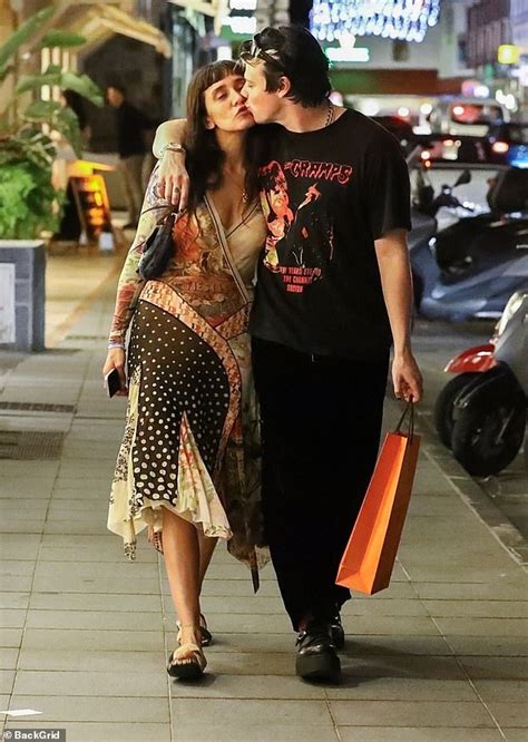 Halseys Ex Yungblud Kisses His Girlfriend Of Almost Three Years Jesse