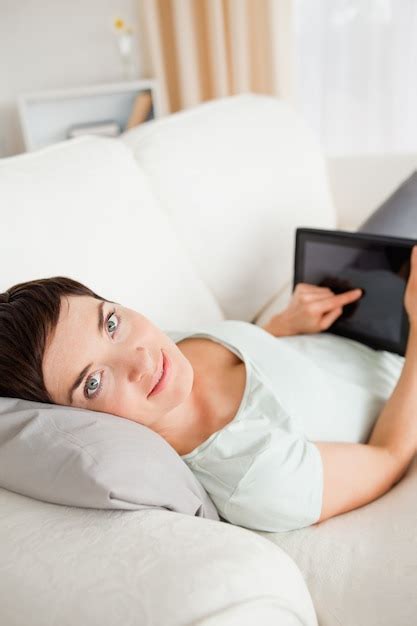 Premium Photo Portrait Of A Woman Using A Tablet Computer
