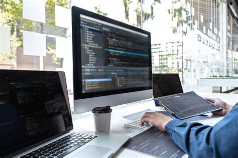 Programmer Pengembang Mengerjakan Proyek Dalam Komputer Pengembangan Perangkat Lunak Di Kantor