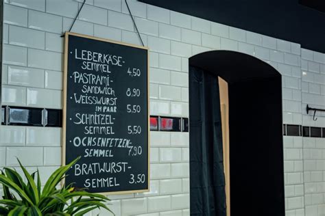 Wurstwaren Ohne Wurst Und Pflanzliche Leberkässemmel Auf Die Hand