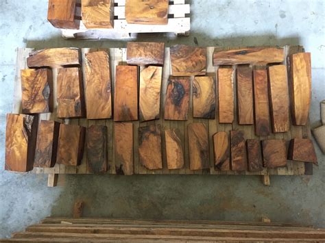 德國風車牌手工刀具（台灣） Since 1872 三枚合出刃（左） Goo Gl Fhk6kt 三枚合牛刀（中）、積層鋼牛刀（右） Goo Gl