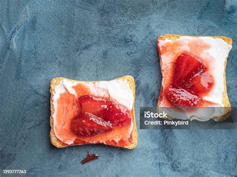 딸기 잼과 빵 잼을 곁들인 토스트 크림 치즈와 딸기 잼이 들어간 빵 크림 치즈에 대한 스톡 사진 및 기타 이미지 크림 치즈