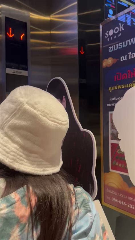 On Twitter In The Elevator With Lisa Why Is She Side Eyeing Me