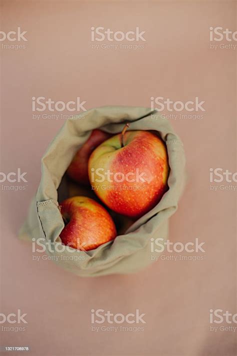 종이 배경에 사과로 채워진 녹색 면 과일 가방 환경 보호 개념 폐기물 제로 의식소비 0에 대한 스톡 사진 및 기타 이미지 0 가득 찬 가방 Istock