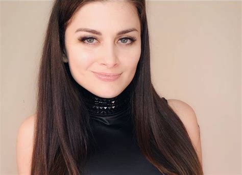 Ellie Idol Biography Wiki Net Worth Husband Family Background Hot