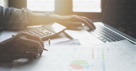 계산기 비즈니스 문서 및 노트북 컴퓨터 노트북 빈티지 톤으로 일하는 사업가 사진 Unsplash의 기술 이미지