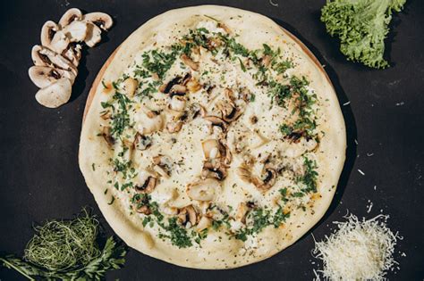 음식 재료와 콘크리트 검은색에서 맛 있는 이탈리아 피자를 요리 향신료 Copyspace 탑 뷰 배너 검정색 배경에 대한 스톡 사진 및 기타 이미지 Istock