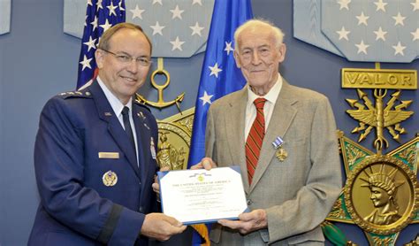 World War Ii Veteran Receives Distinguished Flying Cross In Pentagon