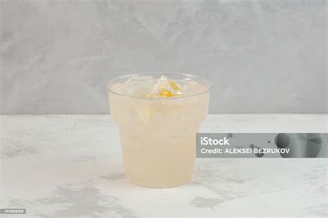 Pomada는 일회용 플라스틱 컵에 담겨 마신다 진과 레모네이드를 곁들인 상쾌한 여름 아이스 칵테일 음식과 음료를 가져 가라 0명에 대한 스톡 사진 및 기타 이미지 Istock