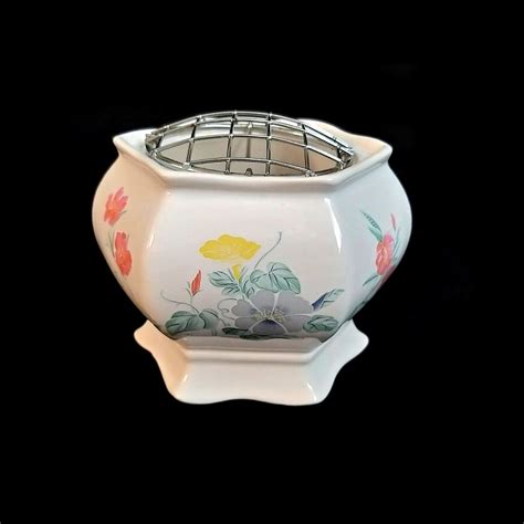 Vintage 1988 Ringtons Wade Pottery Small White Floral Footed Vase Rose