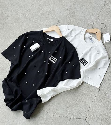 Жіноча футболка зі стразами та вишитим написом Miu Miu — ціна 860 грн у каталозі Футболки Купити