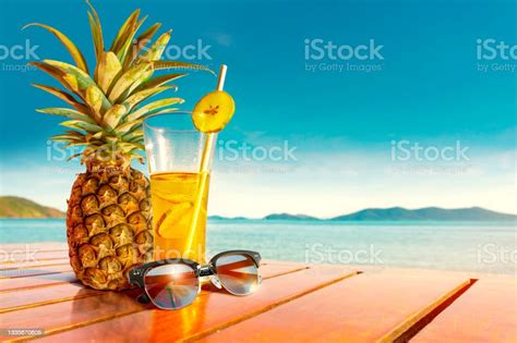 파인애플과 레몬으로 만든 선글라스와 과일 주스가 해변의 나무 테이블에 놓입니다 해변에 대한 스톡 사진 및 기타 이미지 해변 마실 것 선글라스 Istock