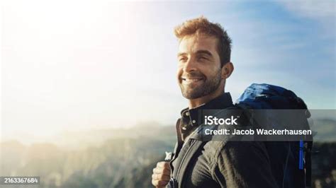 야외 피트니스를 위한 남자 산 및 배낭 여행 관광 여행을 위한 자연 속에서 여행 및 하이킹 남성 사람 트레킹 및 운동 선수 하늘 모형 공간 모험 및 휴일 운동을위한 운동