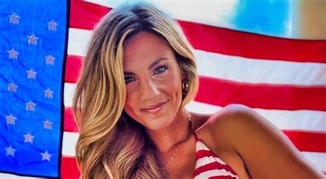 Nfl Host Annie Agar Had Social Media Buzzing Over Her Raw Gym Selfie