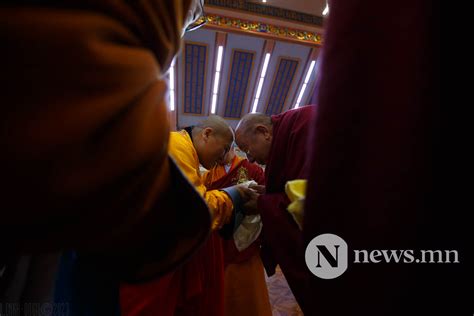 Фото Тэргүүн их хамба гэвш лхаарамба Д Жавзандорж ламыг ширээнд нь