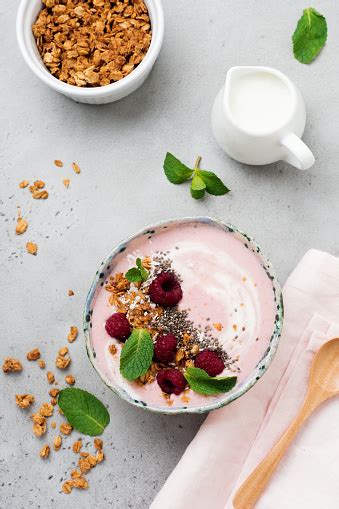 그 라 놀라 Chia의 종자 코코넛과 밝은 회색 콘크리트 배경에 민트 핑크 나무 딸기 바나나 스무디 그릇 선택적 초점입니다 최고의 볼 수 있습니다 공간에 복사 합니다 0명에