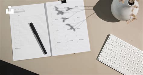 흰색 프린터 용지에 검은 색 펜 사진 Unsplash의 무료 플라타도르 이미지