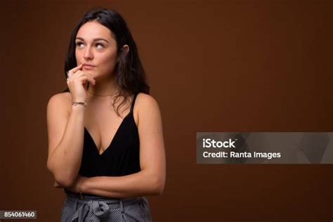 배경색에 대 한 블랙 민소매 탑을 입고 젊은 아름 다운 프랑스 여자의 스튜디오 샷 20 24세에 대한 스톡 사진 및 기타 이미지 20 24세 20 29세 갈색 배경