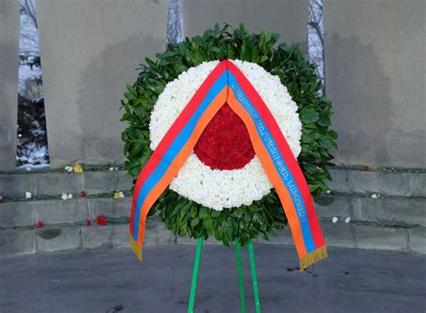 «Եռաբլուր զինվորական պանթեոնում նախագահ Սարգսյանի անունից ծաղկեպսակ է դրվել Factor Tv