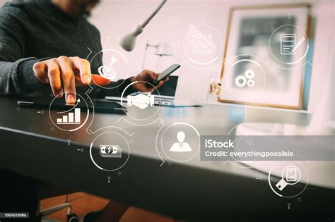 현대 사무실에서 디지털 태블릿 및 노트북 컴퓨터와 스마트폰 사업 개선에 대한 스톡 사진 및 기타 이미지 개선 검증 경영자 Istock