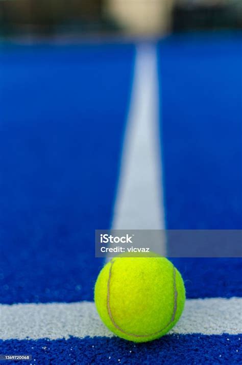 파란색 패들 테니스 코트의 흰색 라인에 공의 선택적 초점 0명에 대한 스톡 사진 및 기타 이미지 0명 Championship 건강한 생활방식 Istock