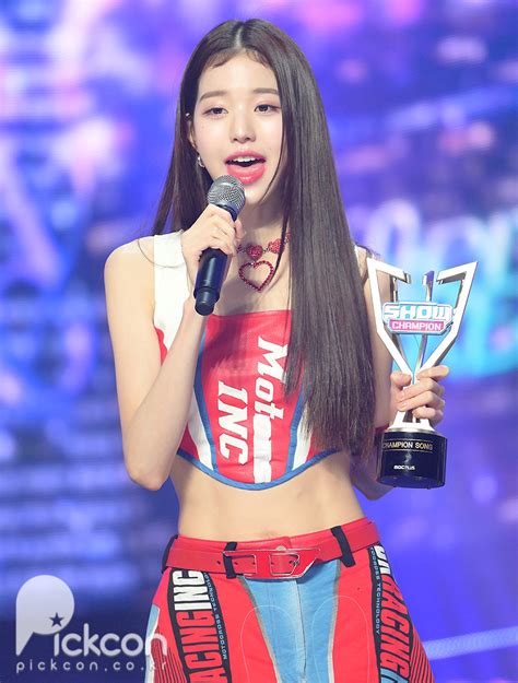 아이브 장원영 트로피 든 승리의 여신[포토]