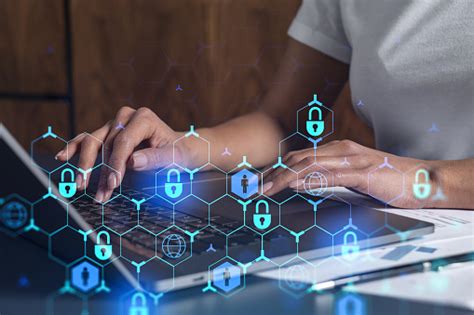Seorang Programmer Wanita Sedang Mengetik Kode Di Komputer Untuk
