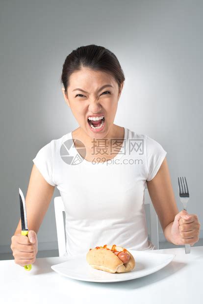 一个疯狂女孩的垂直形象高清图片下载 正版图片502666573 摄图网