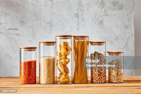 나무 테이블에 유리 항아리에 곡물 곡물 파스타의 구색 제로 폐기물 주방 보관 가정 생활에 대한 스톡 사진 및 기타 이미지 가정 생활 가정 주방 가정의 방 Istock