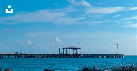 부두 위의 흰색과 파란색 흐린 하늘 사진 Unsplash의 무료 사람의 이미지