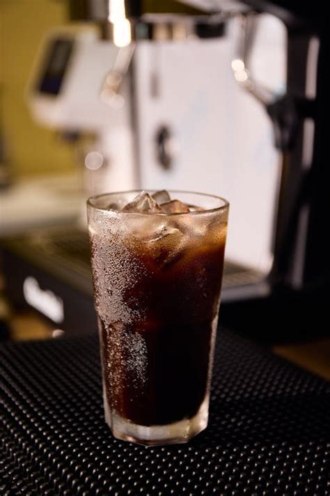 미니멀리스트 카페 디자인의 차가운 아이스 커피 · 무료 스톡 사진