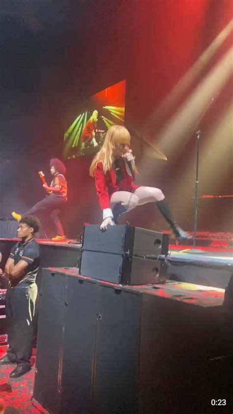 Hayley Williams Performing Last Month Rladyladyboners