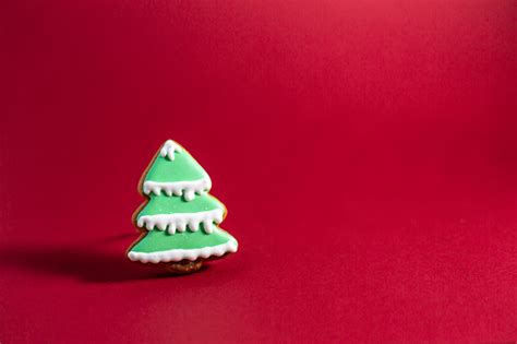 빨간 배경에 녹색 크리스마스 트리의 진저 브레드 쿠키 전통적인 크리스마스 음식입니다 크리스마스와 새해 휴일 개념입니다 카피 스페이스 0명에 대한 스톡 사진 및 기타 이미지