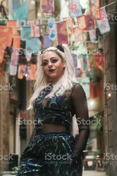 거리에서 야외에서 포즈를 취하면서 카메라를 바라보는 자신감 있는 대체 여성 개념에 대한 스톡 사진 및 기타 이미지 개념 개성 개념 고딕 양식 Istock