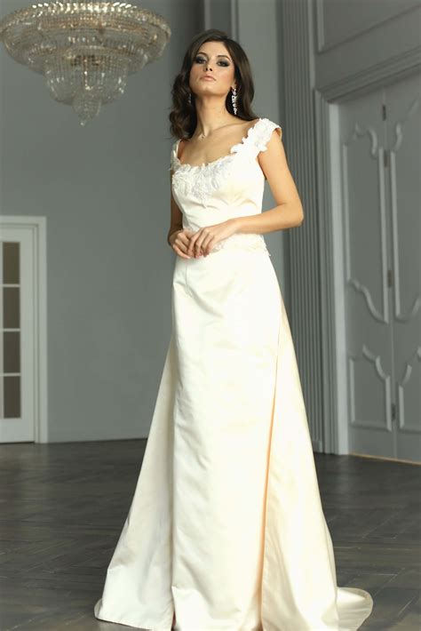 Свадебное платье прямого силуэта