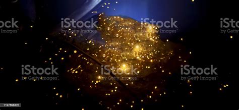 추상적 인 흐림 파란색과 은색 빛나는 빛 전구 조명 배경 크리스마스 벽지 장식 Conceptxmas 휴일 축제 배경의 흐림 반짝 서클 조명 축하 디스플레이 0명에 대한 스톡